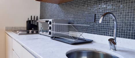 Apartamento | Cozinha privada | Um frigorífico, um micro-ondas, uma torradeira, utensílios de cozinha