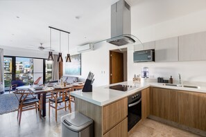 Apartamento premium | Cozinha privada | Geladeira, micro-ondas, cooktop, talheres/pratos/utensílios de cozinha