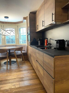 Apartamento | Cozinha privada | Um frigorífico, uma placa de cozinha, uma chaleira elétrica 