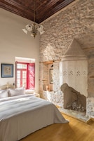 Quarto casal tradicional | Frigobar, cofres nos quartos, individualmente decorados, escrivaninha