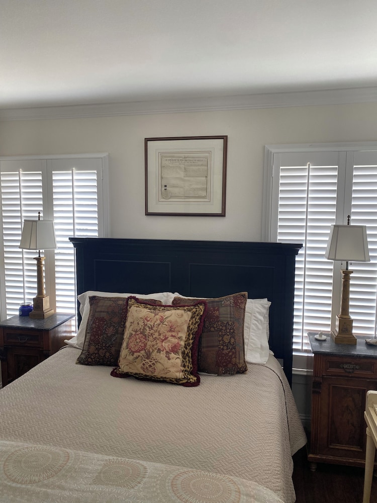 Town Of Highland Park
Charming Smu Hilltop Cottage - Dallas, TX