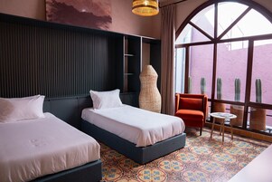Quarto Twin Design | Roupa de alta qualidade, camas de colchão viscoelástico, Wi-fi grátis 