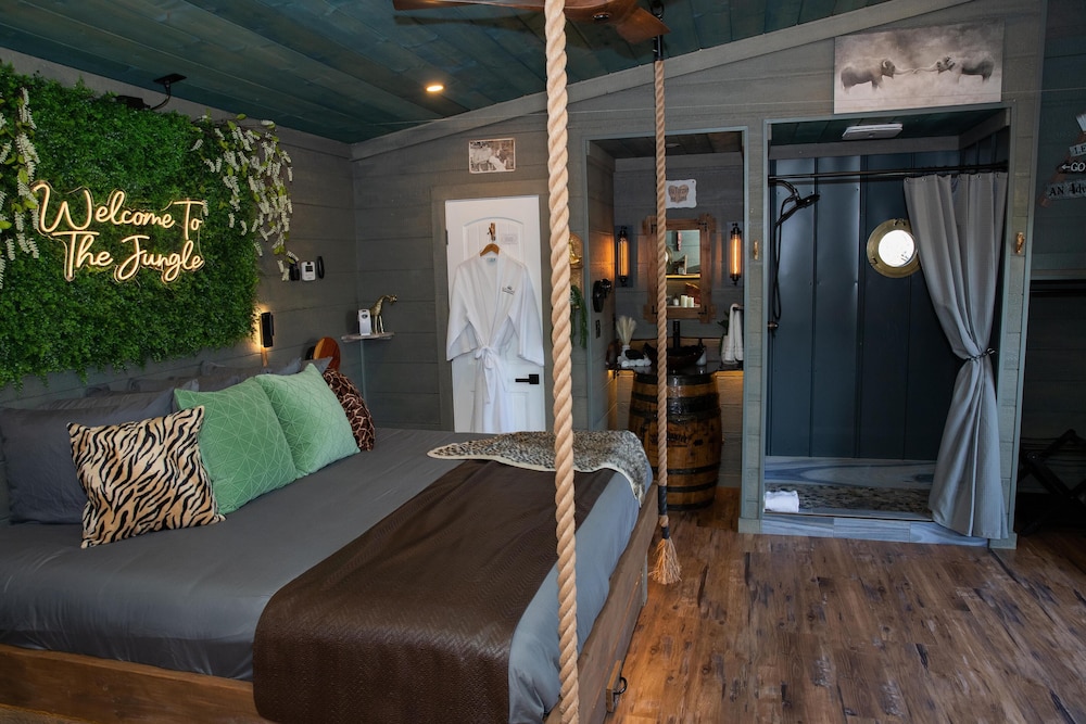 Double Treehouse Fun - 2 Slides - Sleeps 12 - Sevierville | Vrbo