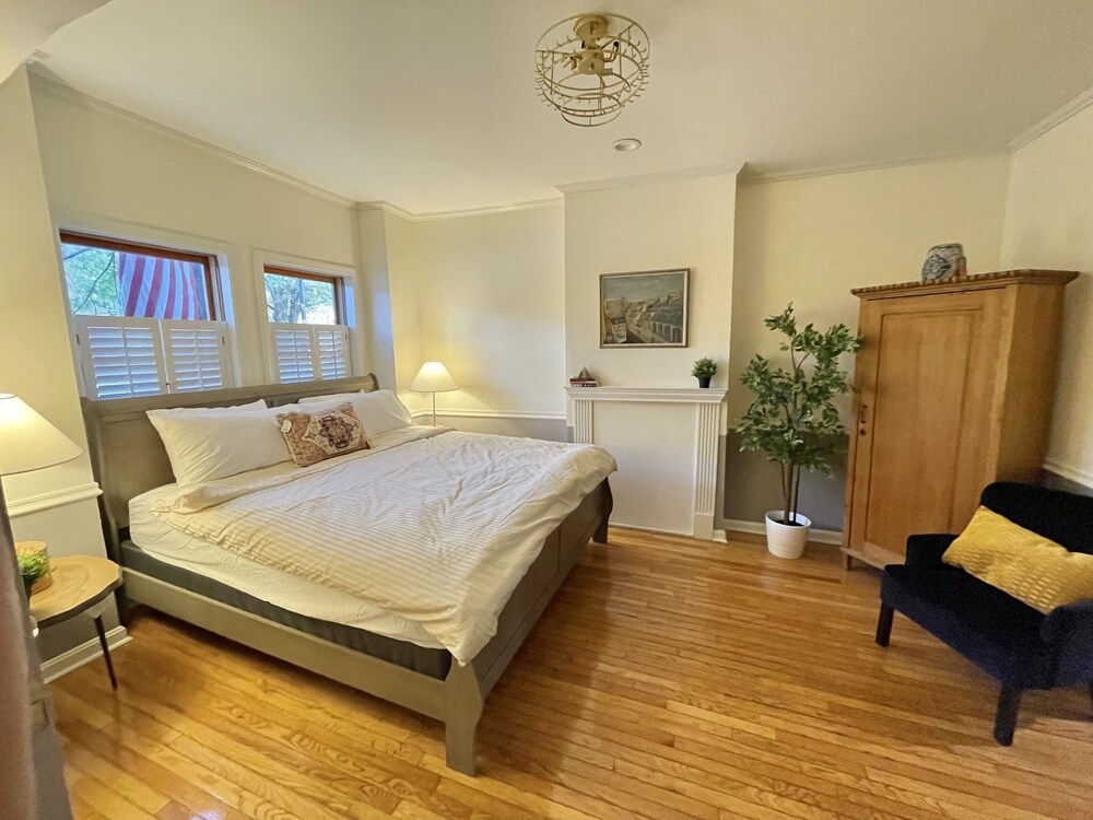 This townhouse is a 2 bedroom(s), 2 bathrooms, located in Alexandria ...