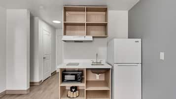 Cooktop, talheres/pratos/utensílios de cozinha, mesas de jantar