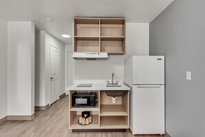 Uma placa de cozinha, utensílios de cozinha, mesas de jantar 