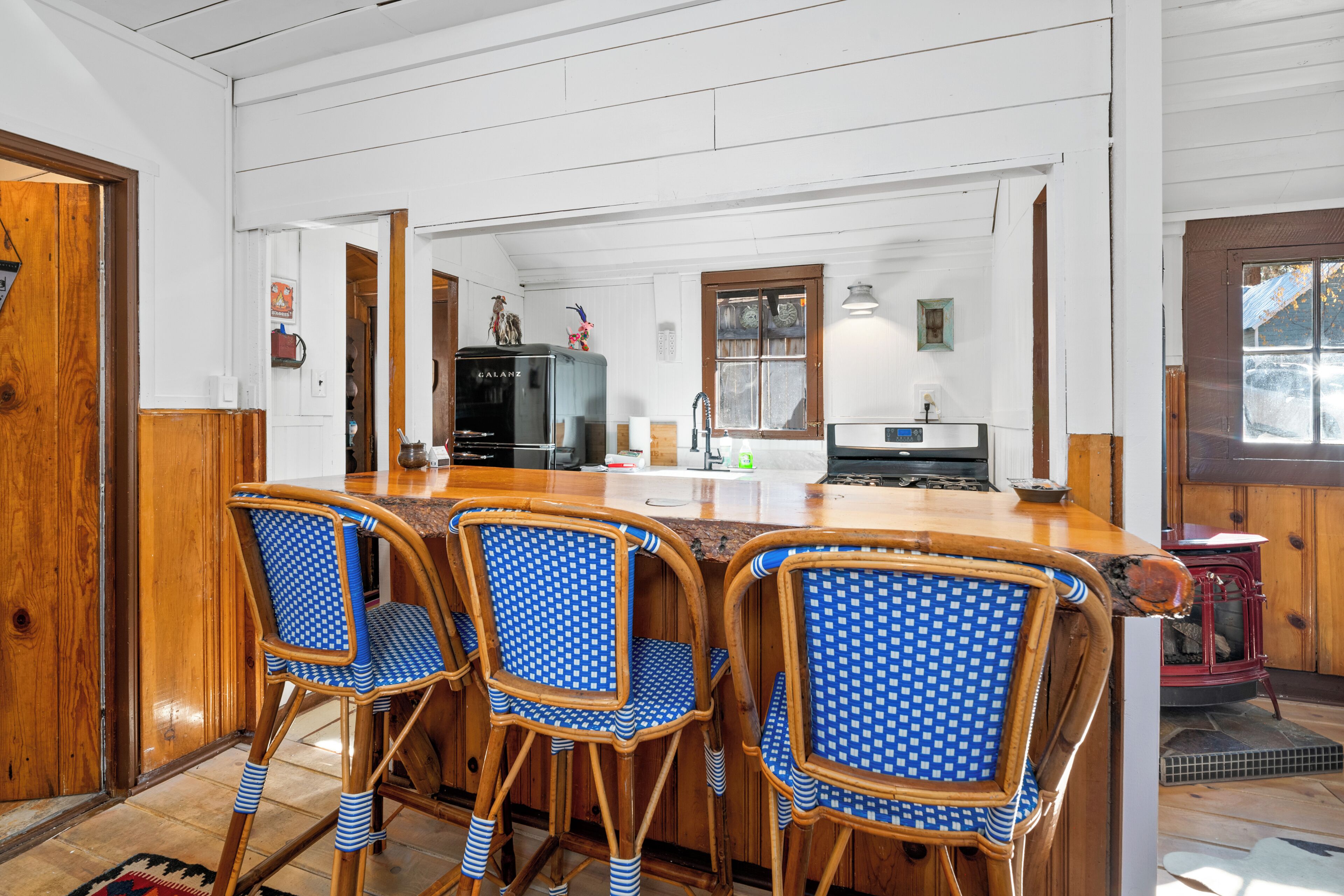 Cabana de Madeira Básica | Cozinha privada | Uma máquina de lavar louça, utensílios de cozinha 