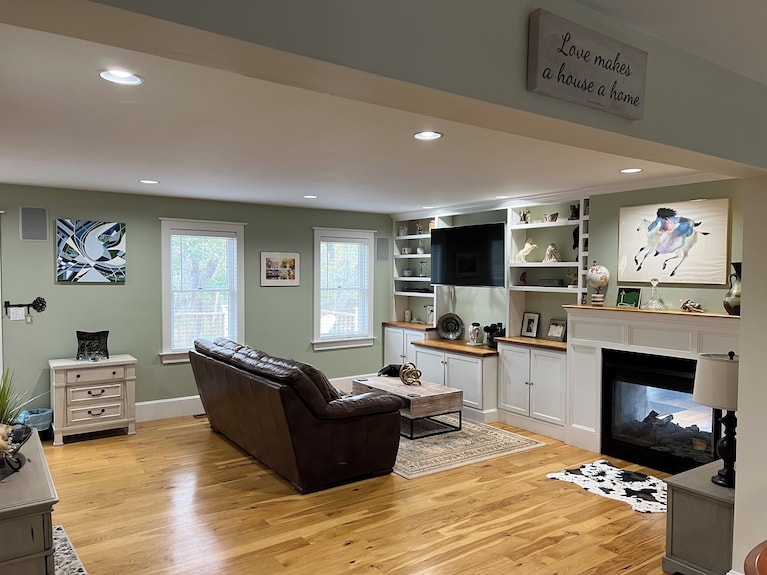 Beachside Bliss: Modern Comfort Steps From Scenic Trails, Sleeps 10! - Orleans, MA