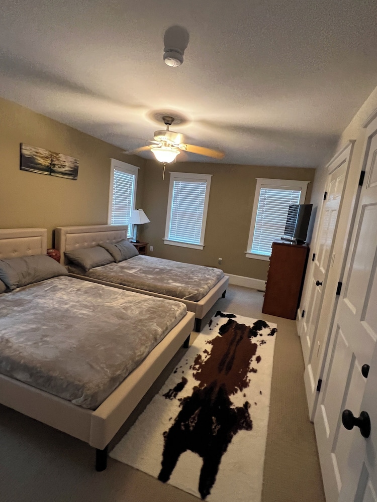 Beachside Bliss: Modern Comfort Steps From Scenic Trails, Sleeps 10! - Eastham