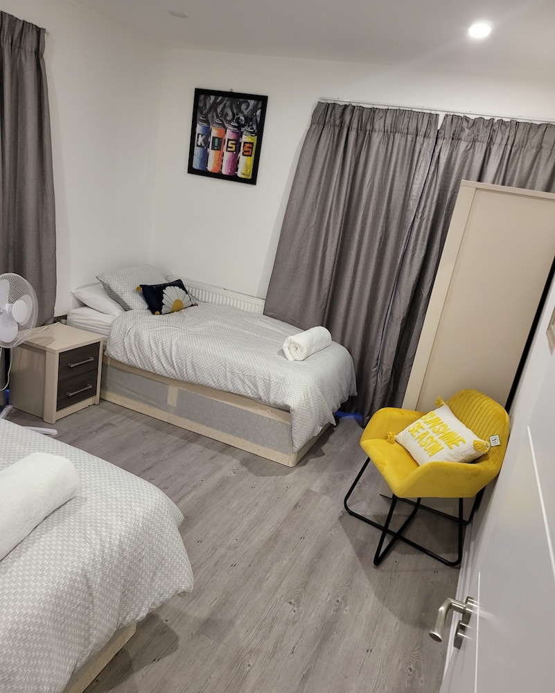 3 Bedrooms 2 baths Near Excel O2 London City Airport Sleeps up to 7 ...