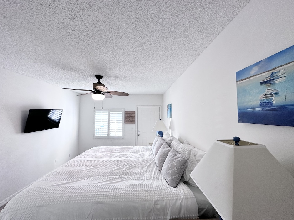 The Sand Castle - WALK TO BEACH! - Jupiter | Vrbo