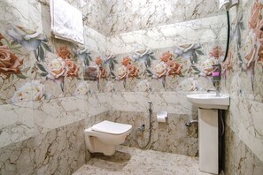 Quarto Deluxe | Casa de banho | Um polibã, um chuveiro fixo, artigos de higiene pessoal grátis 