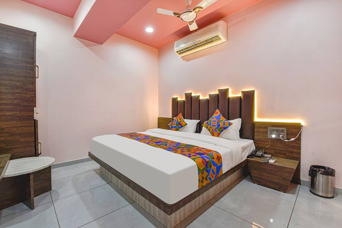 Quarto Deluxe | Lençóis de algodão egípcio, roupa de alta qualidade, cofre no quarto