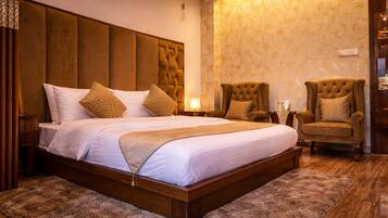 Cofres nos quartos, escrivaninha, Wi-Fi de cortesia, roupa de cama