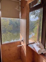 Casa de Campo Standard, 1 quarto, vista para o jardim, junto ao lago | Casa de banho | Um polibã, um chuveiro fixo, artigos de higiene pessoal grátis 