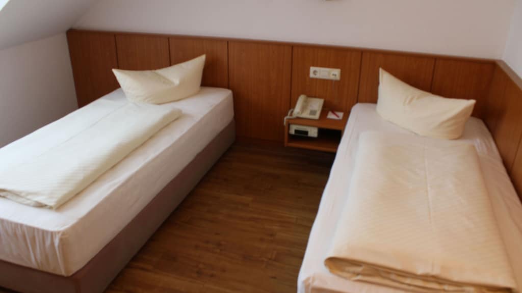 Zweibettzimmer Economy - Hotel Weisser Schwan - Erfurt
