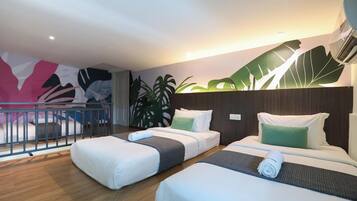 Quarto de hotel com duas camas, varanda e um mural grande na parede.