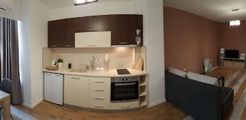 Apartamento | Cozinha privada | Um frigorífico, um micro-ondas (a pedido), um forno, uma cafeteira/bule