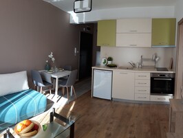 Apartamento | Sala de estar | TV de ecrã plano