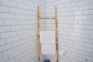 Um polibã, um chuveiro fixo, artigos de higiene pessoal grátis