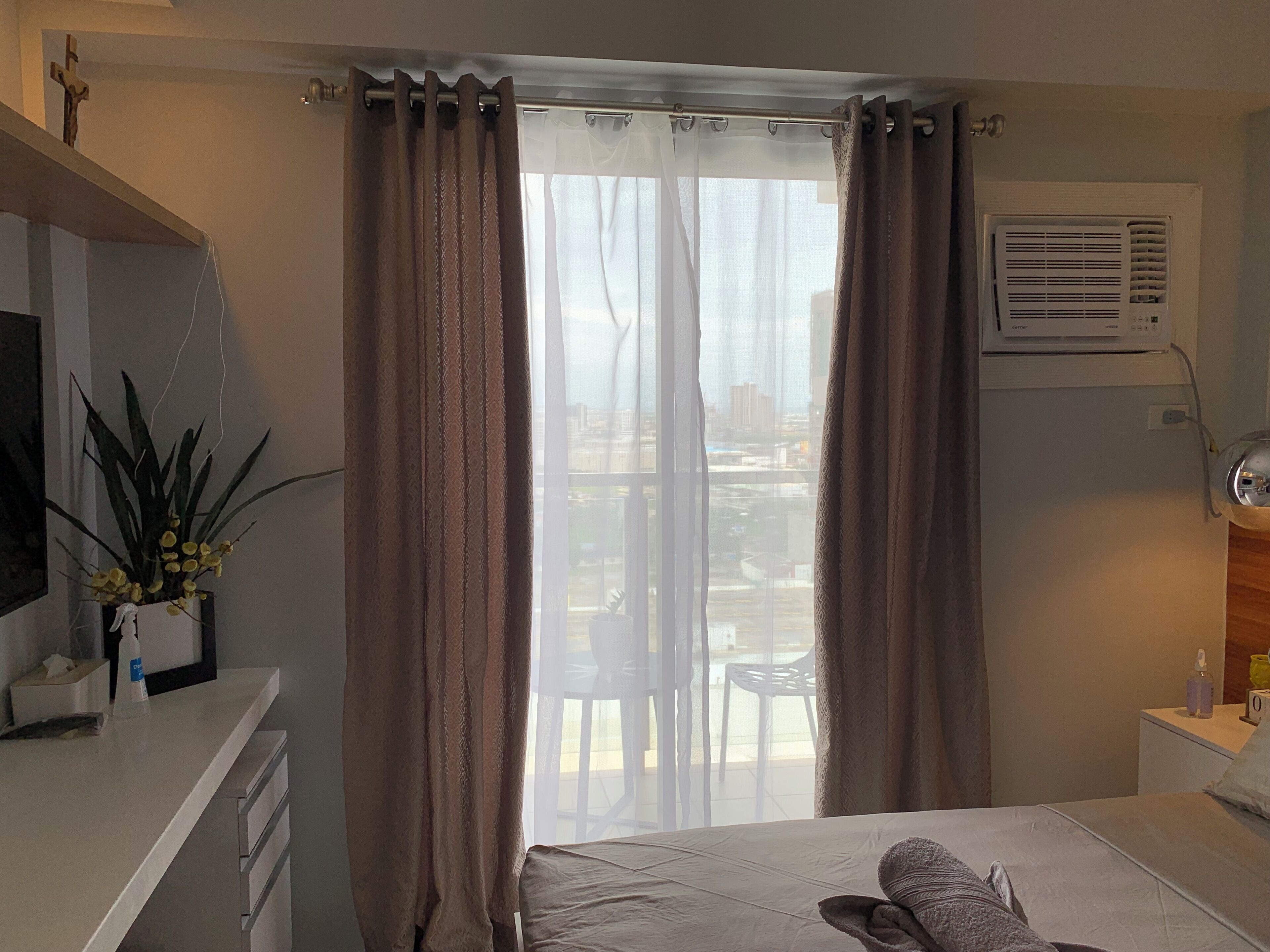 Modern & Cozy Minimalist Space With Balcony - Cebu City