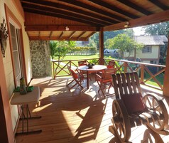 Casa conforto, 3 quartos, 2 banheiros, vista para o jardim | Terraço/pátio