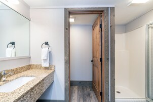 Condo, 1 quarto | Banheiro | Toalhas de banho, shampoo