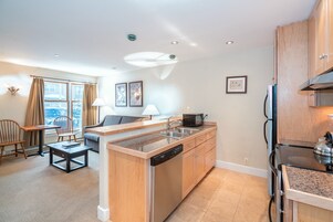 Condo, 1 quarto | Cozinha privada | Geladeira, fogão, cafeteira/chaleira