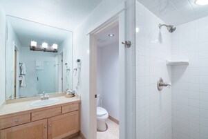 Condo, 1 quarto | Banheiro | Toalhas de banho, shampoo
