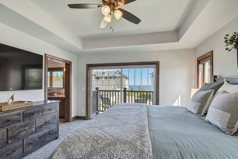 Great Location! Steps From Downtown! New Luxury 3 Bedroom 2 1/2 Bath Condo. - Sister Bay, WI