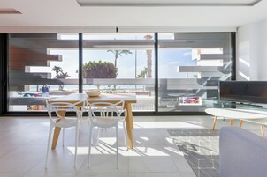 Apartamento Familiar | Sala de estar | Smart TV de 42 polegadas com canais digitais 