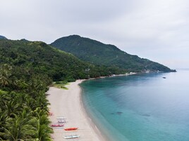 Uma praia privada nas proximidades, praia de areia branca 