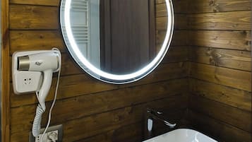 Quarto Triplo Comfort, 1 quarto | Casa de banho | Um polibã, um chuveiro fixo, artigos de higiene pessoal grátis