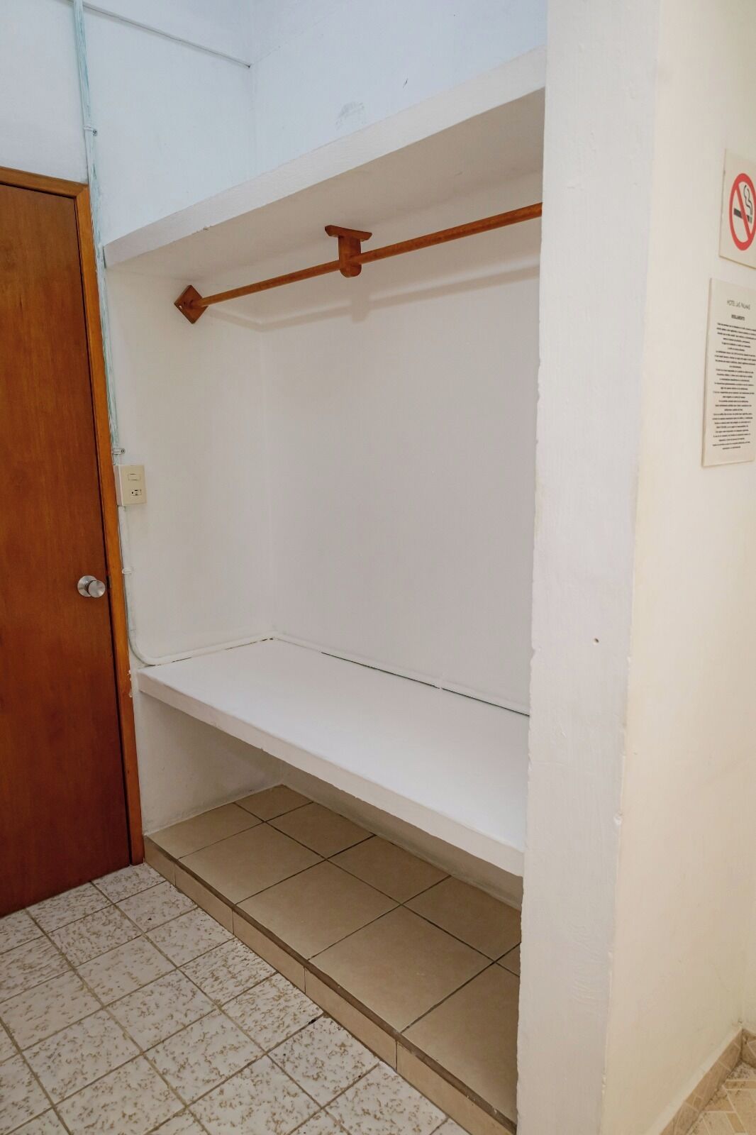 Quarto Duplo Standard | Secretária, secretária adequada para computadores portáteis 