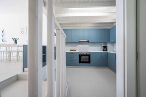 Um frigorífico, um micro-ondas, um forno, uma máquina de lavar louça 