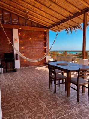 Exclusive Triple Room, 1 king bed, Ensuite, Partial Ocean View | Edredons de pluma, Wi-Fi de cortesia, roupa de cama
