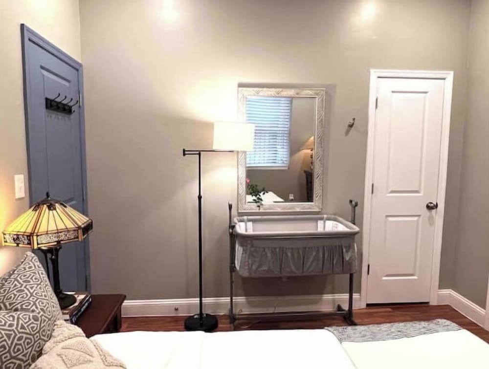 Spacious & Cozy With Luxury Furnitures /1 King+2 Queen/-university City - Ardmore, PA