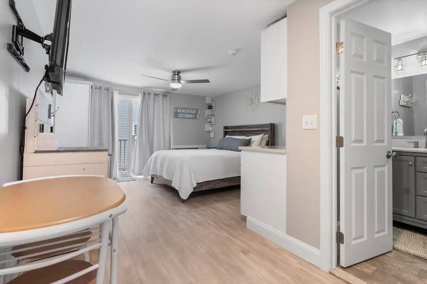 Beachside Getaway - Steps To The Beach - Carousel, Salisbury