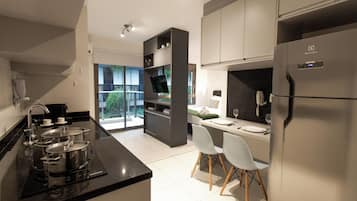 Estúdio Cidade | Cozinha privada | Um micro-ondas, uma placa de cozinha, uma máquina de café expresso