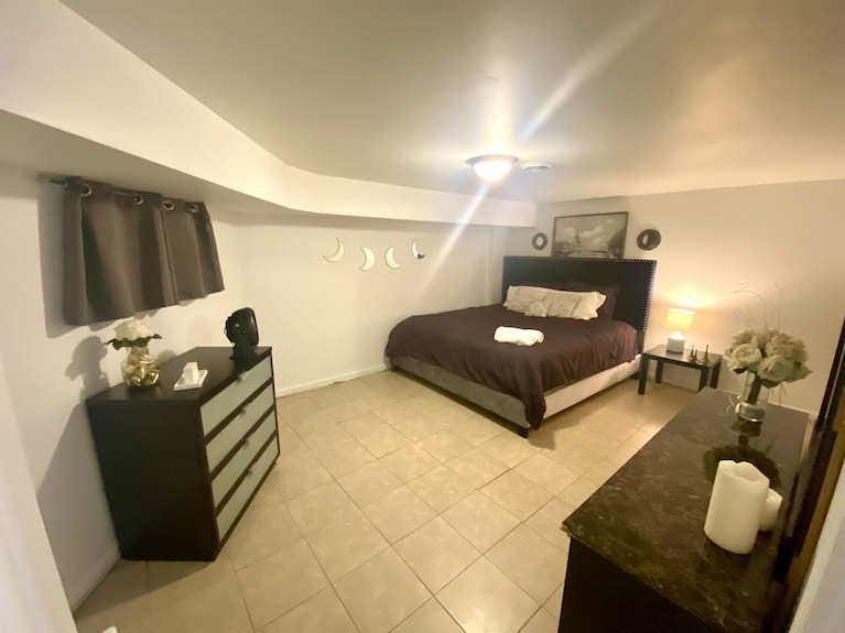 Huge 2 Bedroom Apt W/king Bed, Free Street Parking - Baltimore, MD