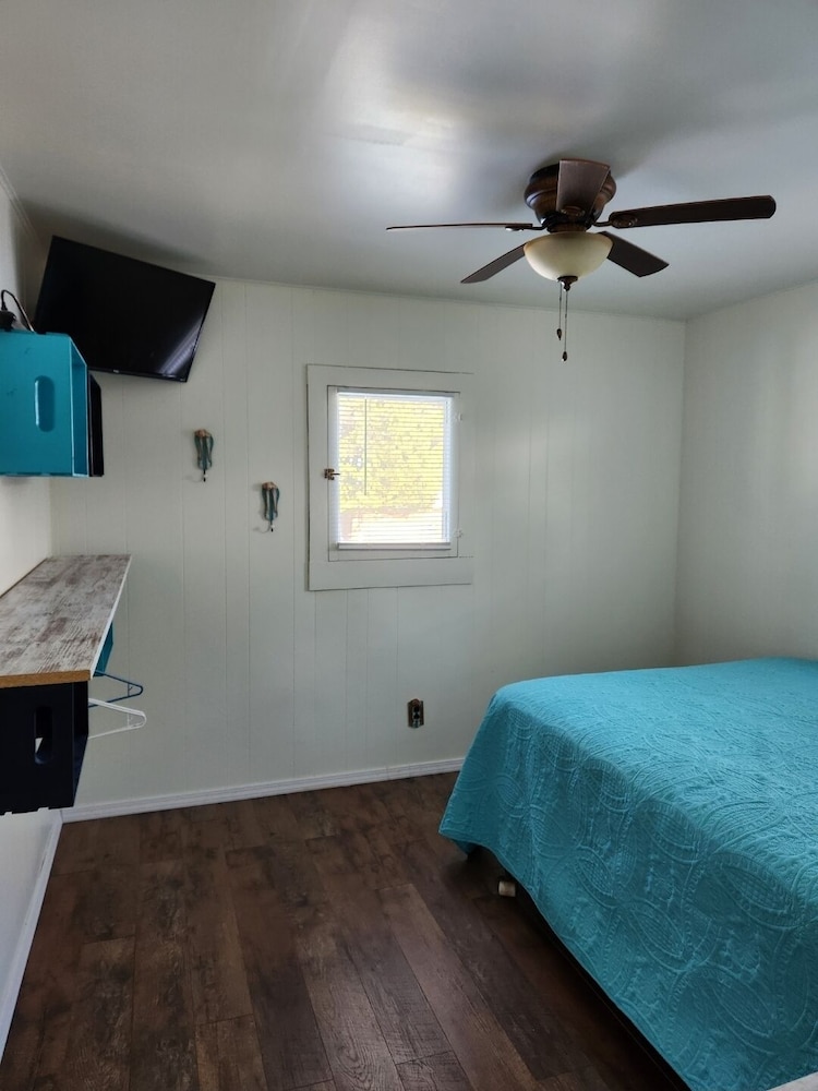 Remodeled Cozy Cottage & Only A 5 Minute Walk To Hubbard Lake. Lots Of Parking! - Michigan