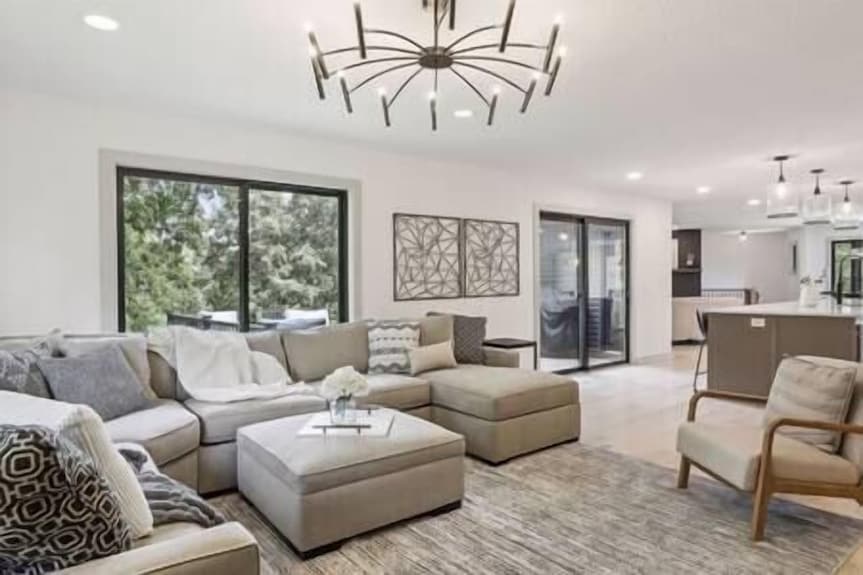 Luxury Hastings Home, Sleeps 18+ - Hastings, MN