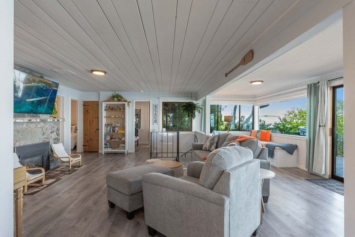 Perch - Breezy Point Hideout: Waterfront W/ Beach, Hot Tub, Kayak, Paddle - Camano Island State Park, Camano