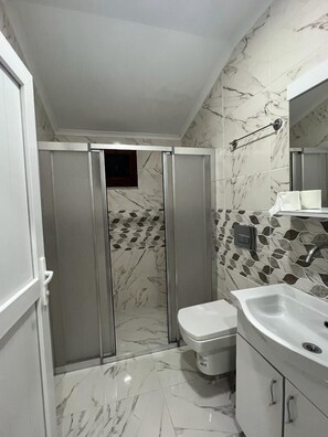 Condo básico, vista para a montanha | Banheiro | Chuveiro, chuveiro com efeito de chuva, secador de cabelo