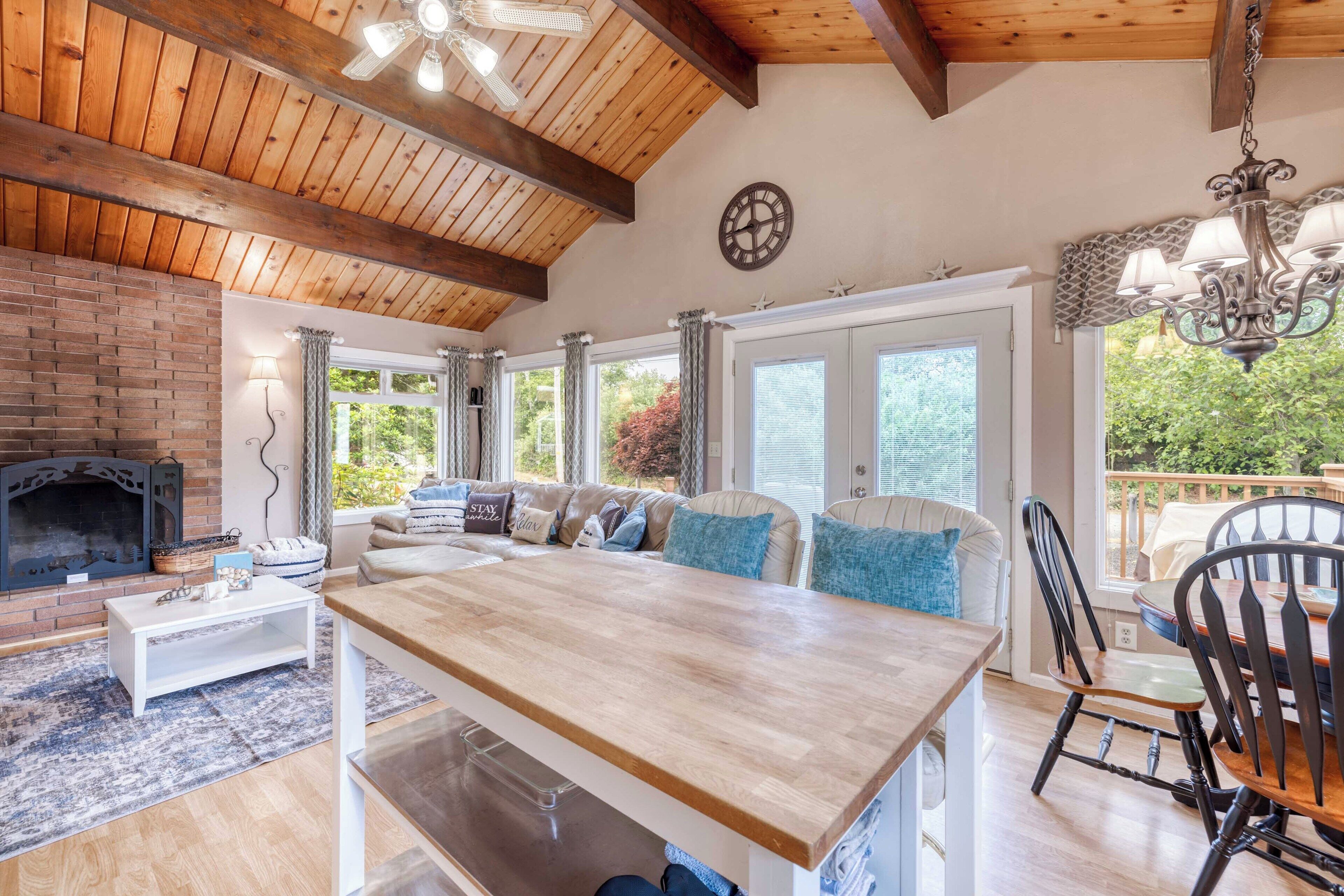 Seaside Charmer With Game Room, Yard, And Easy Walk To Beach And Golf Course! - Cannon Beach