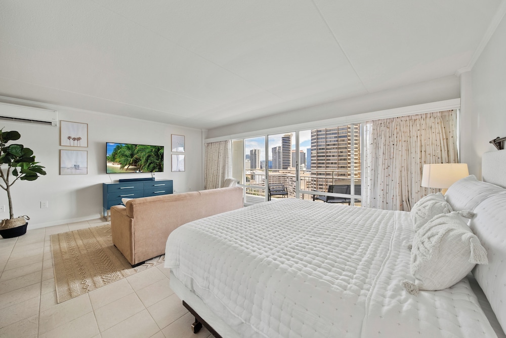 Delighted City View 1 Bdrm Condo, Cal King Bed W/kitchenette And Free Wifi! - Fort DeRussy Beach Park
