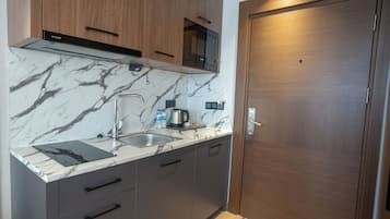 Estúdio Standard, vista para o mar | Cozinha privada | Mesas de jantar