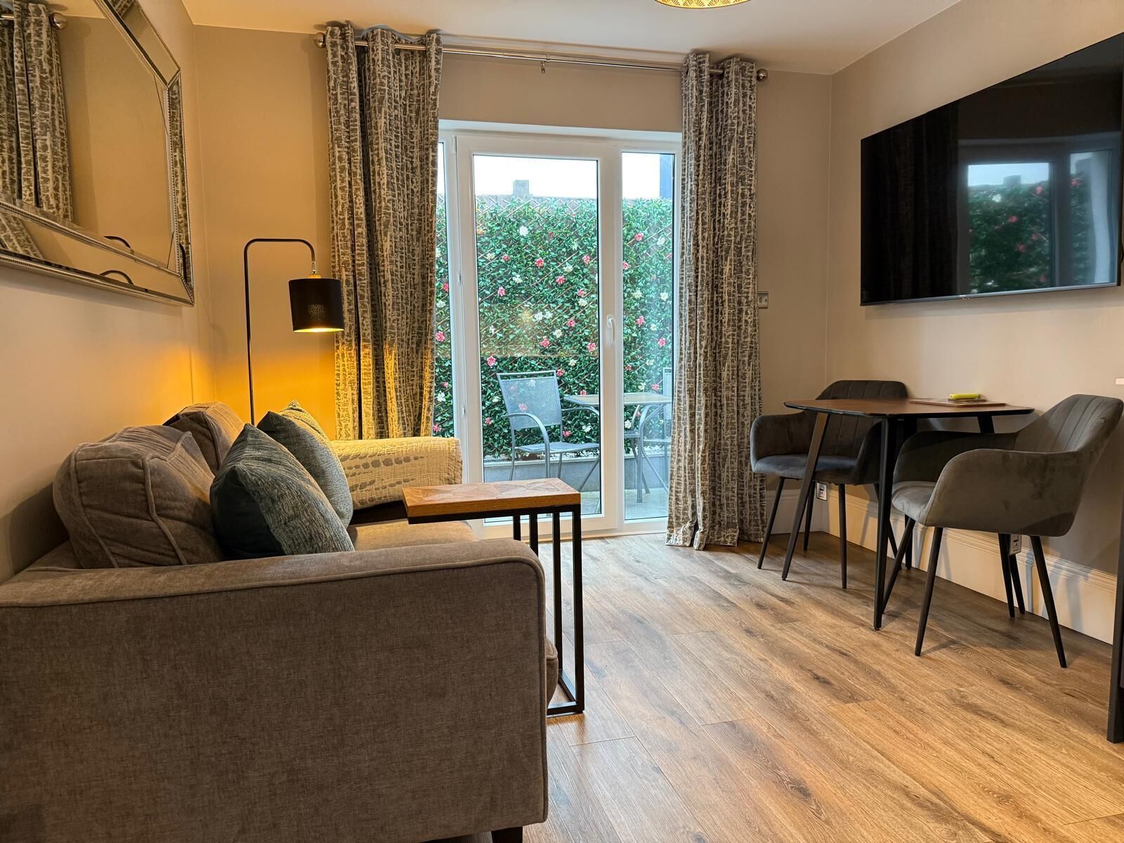 Apartamento urbano | 1 quarto, roupas de cama antialérgicas, edredons de pluma, escrivaninha