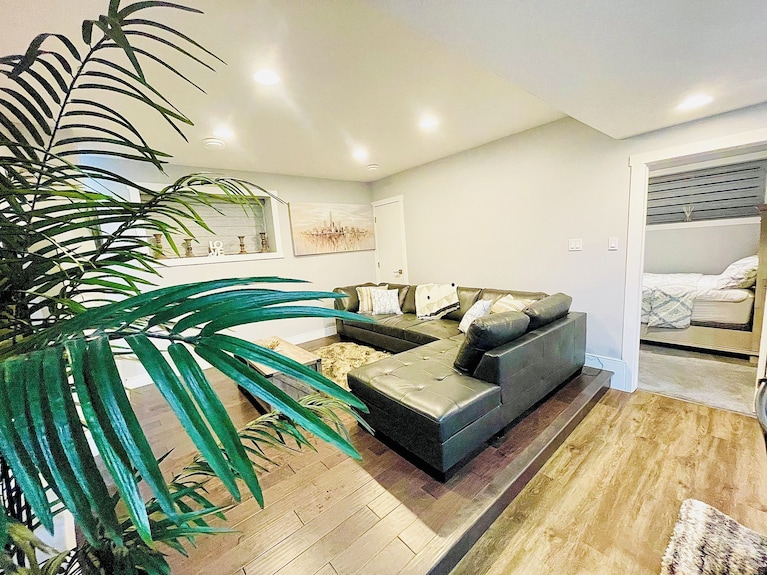 Home Away From Home-walking Distance From Albany Market Square - Edmonton