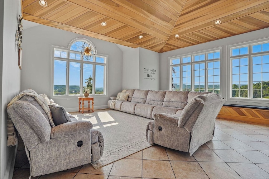 Willow Brook Mansion, An Upscale Retreat In The Countryside With Heated Seasonal (May 1st - Oct. 1st) Pool, Hot Tub And Game Room. - 리버풀